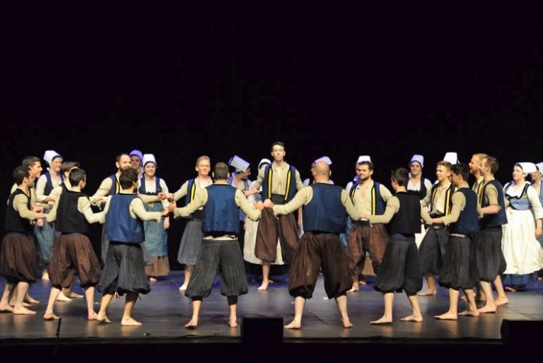 The traditional Breton dances, both for leisure and for challenge ...